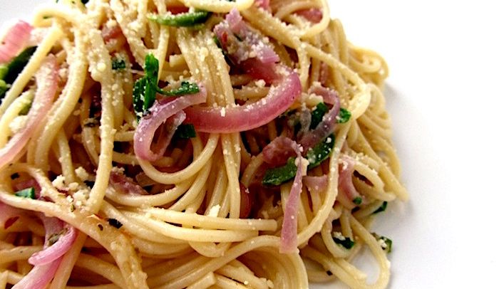 Pasta con cipolle di Tropea: ricetta calabrese | Buonissimo