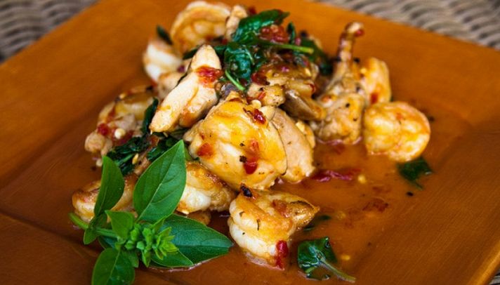 Pollo saltato con peperoncino e basilico | Buonissimo