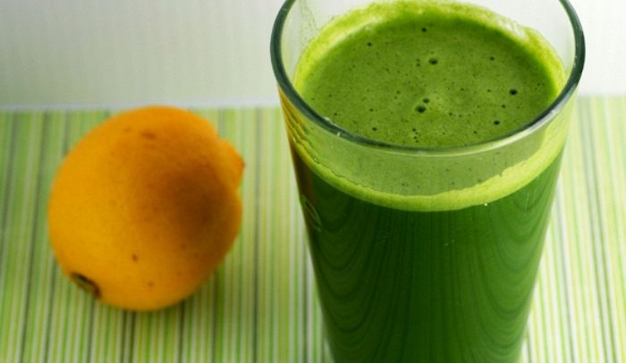 Limonata verde: frullato di cavolo, mele, cetrioli e limone
