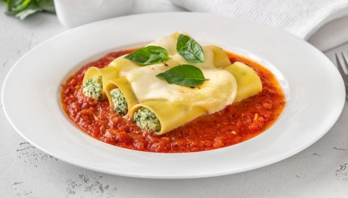 Ricetta dei cannelloni ripieni di ricotta e spinaci con salsa di pomodoro