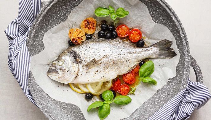 Orata in padella: una ricetta semplice e gustosa per una cena speciale