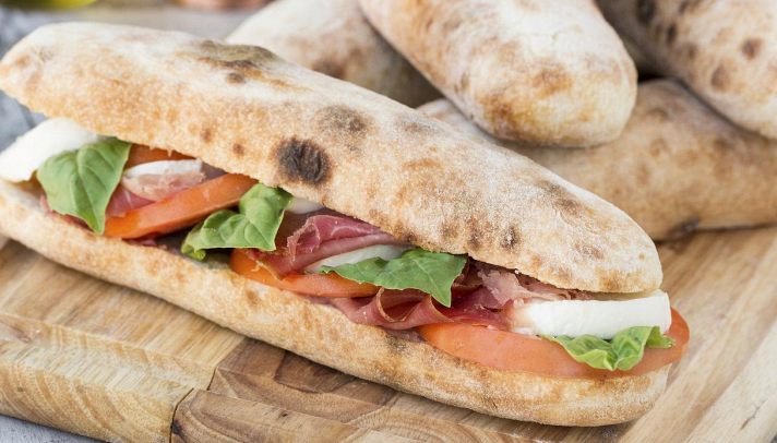 Felicità in salsa rosa: il panino perfetto secondo Millennials e Gen Z