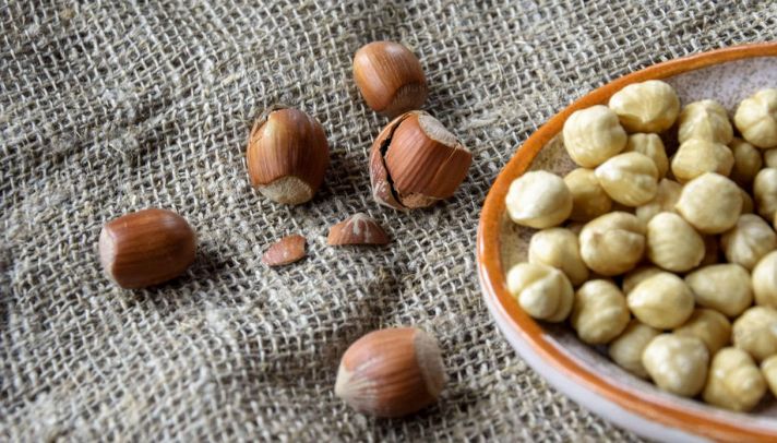 Guida pratica: come sgusciare le nocciole facilmente | Buonissimo.it