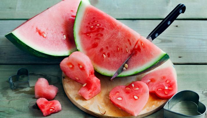 Come tagliare l'anguria in modo semplice e originale | Buonissimo.it