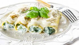 Ricetta dei cannelloni ripieni di ricotta e spinaci con salsa di pomodoro