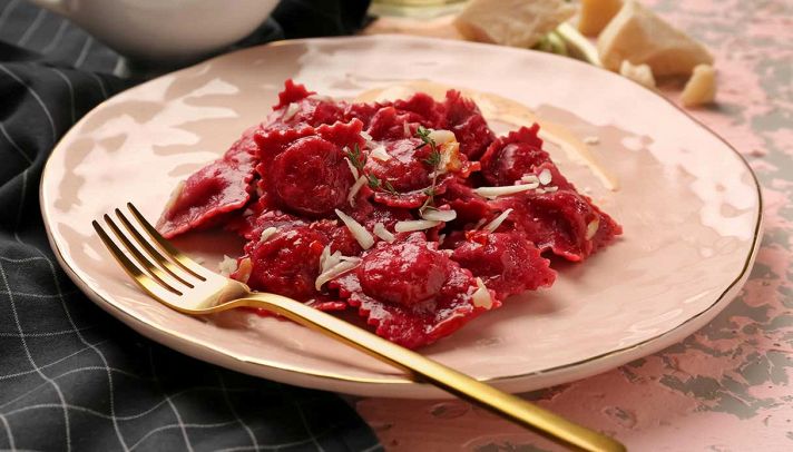 Ravioli rosa di barbabietola e ricotta, un tripudio di sapori a tavola
