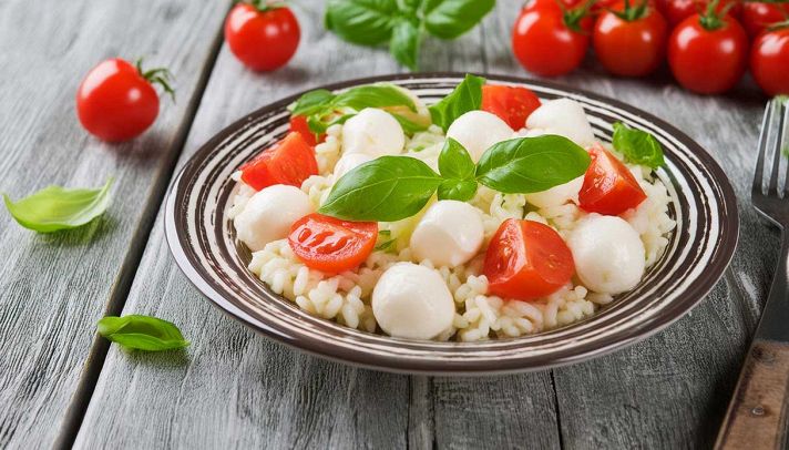 Un risotto freddo gustoso e fragrante perfetto per l'estate