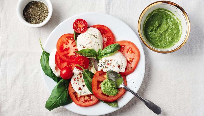 Caprese salad con pesto di basilico fresco