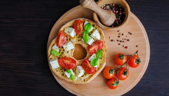 Frisella con mozzarella di bufala, pomodorini e basilico