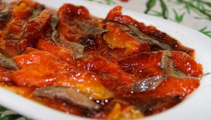 Peperoni arrostiti con acciughe e capperi