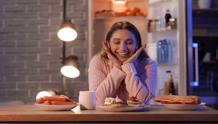 Esplode la tendenza girl dinner: cos'è e cosa si mangia