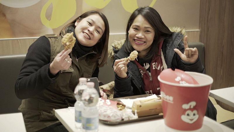 A Milano tutti in coda per Jollibee, il famoso fast food filippino