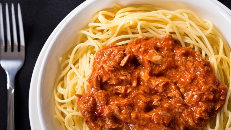 Spaghetti col tonno alla bolognese: il piatto della tradizione