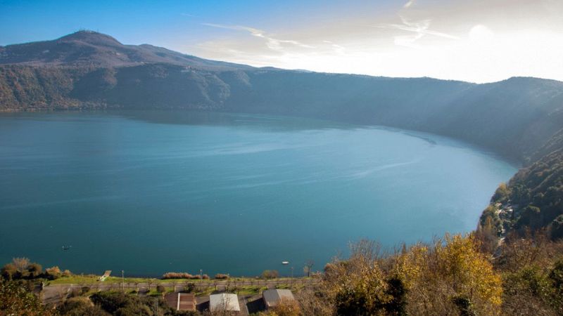 Lago Albano, il rischio nascosto tra le sue profondità: l'allarme