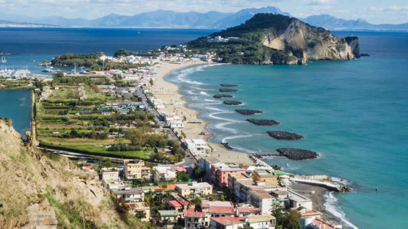 Bacoli, stabilimento impedisce a famiglia di passeggiare: il caso