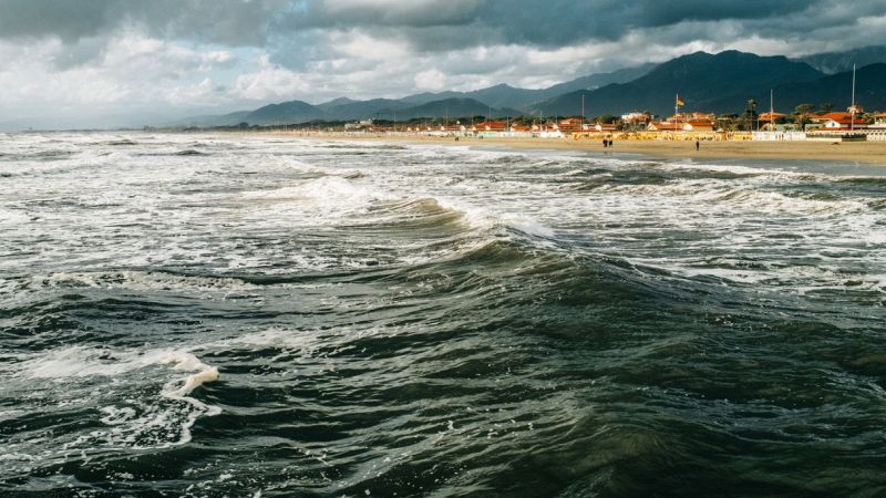 Forte dei Marmi, turista cacciato per una foto al mare mosso