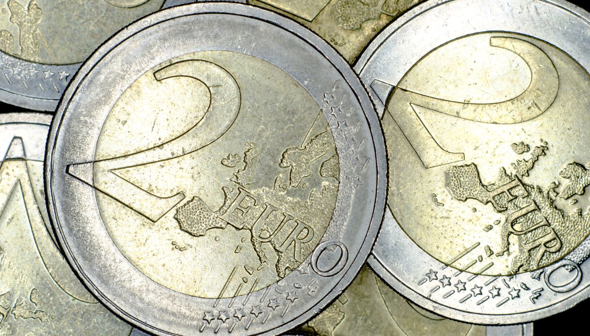 Boom di 2 euro false, come riconoscere le monete vere