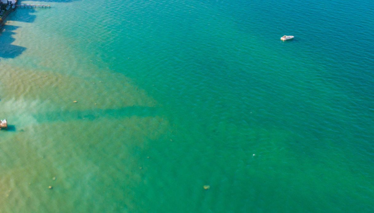 Perché l'acqua del lago di Garda è diventata dorata, cosa succede