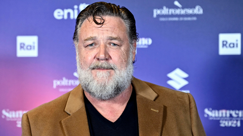 Russell Crowe vuole suonare a Tropea, il messaggio al sindaco
