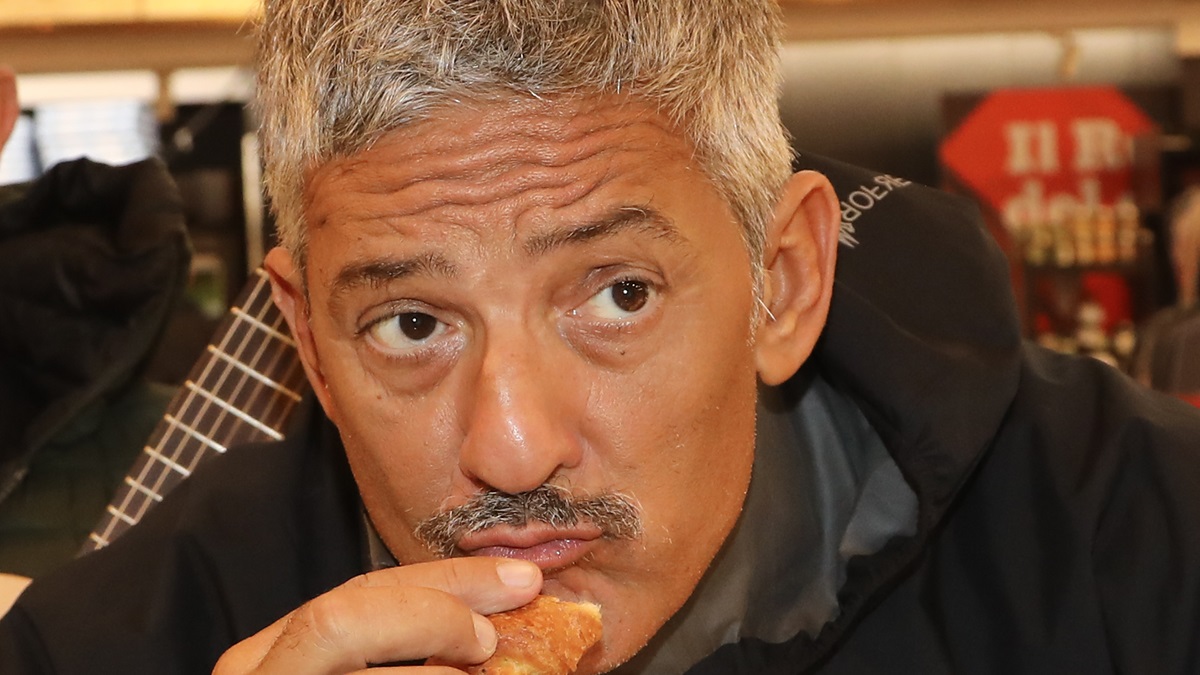 Fiorello fa colazione con la carbonara a Viva Rai2!