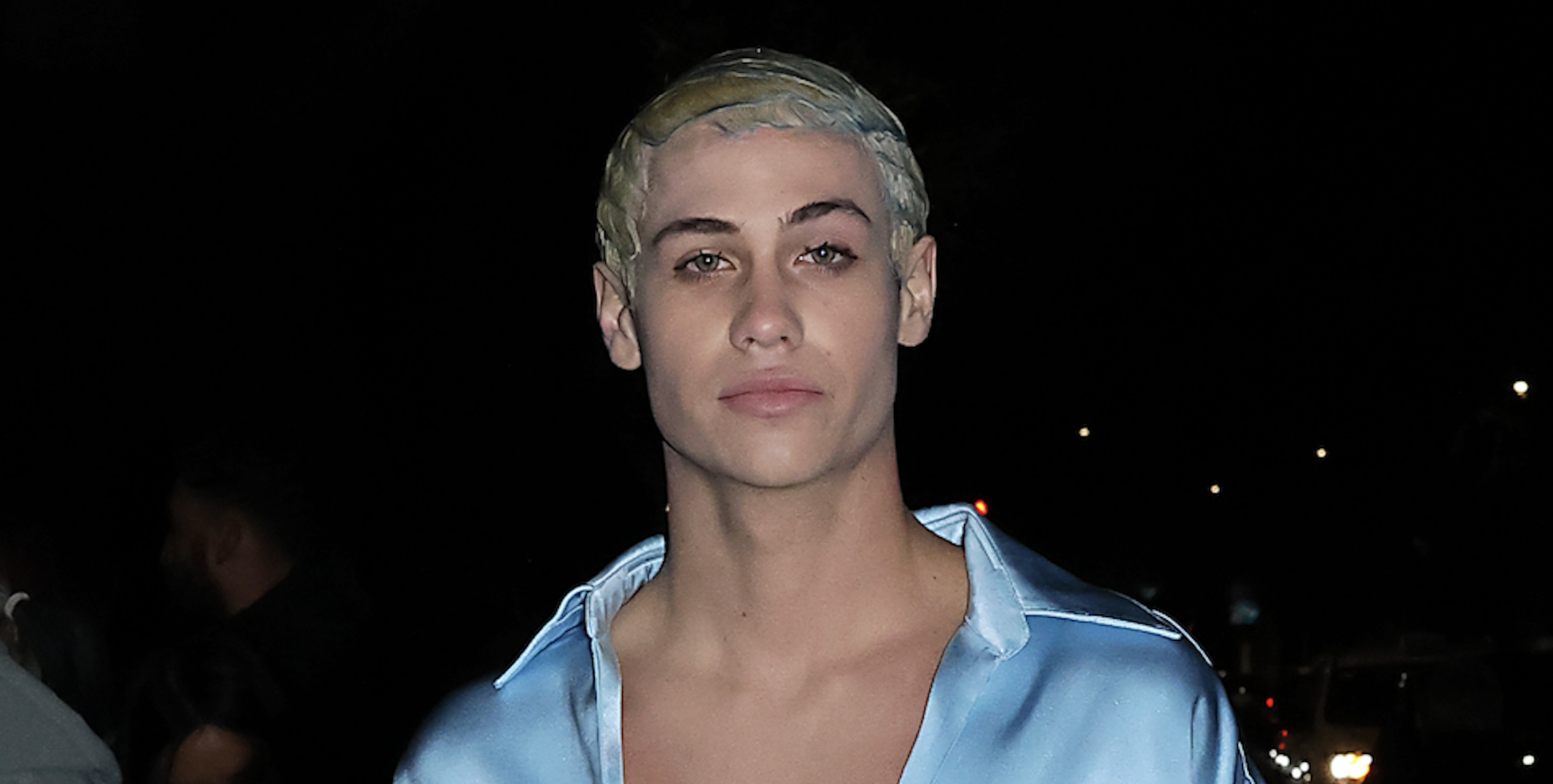 Il creator Matteo Sinet vittima di un hater (con torta in faccia)