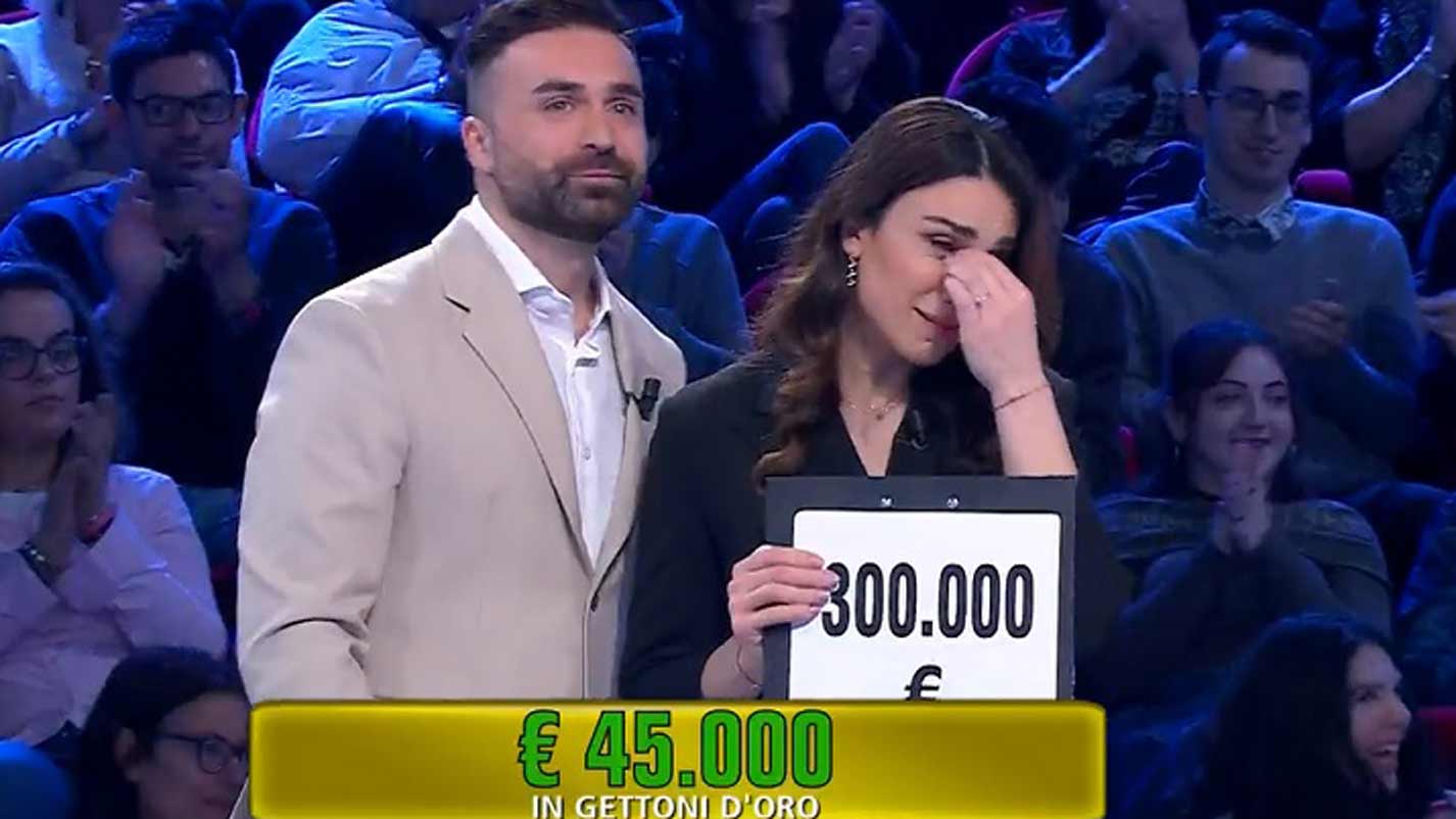 Affari Tuoi, Valentina apre il pacco e piange: il "Dottore" provoca