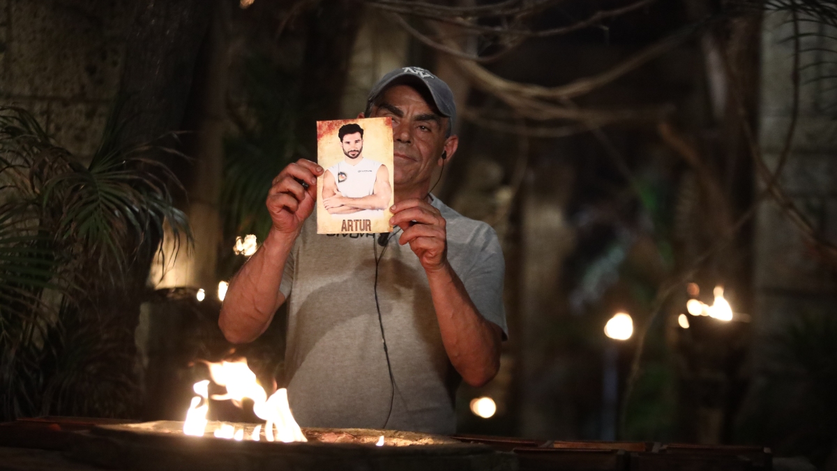 L’Isola dei Famosi, retroscena su Benigno: “Ha minacciato Artur"