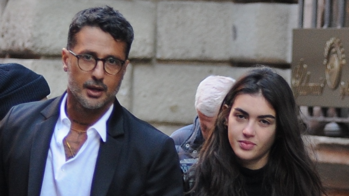 Fabrizio Corona e Sara Barbieri genitori: un video divide il web