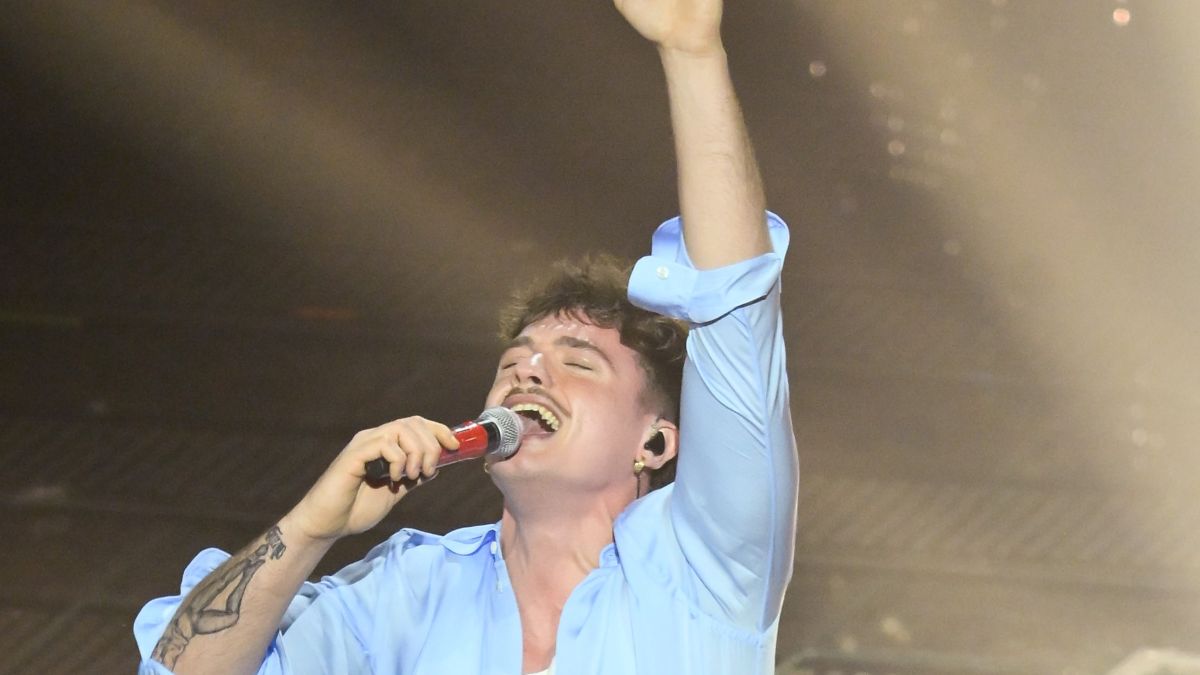 Sanremo 2025, la finale: vince Olly, secondo Lucio Corsi. Ariston in ...