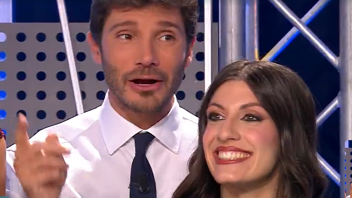 Affari Tuoi: Angela ignora il marito e De Martino compie una scelta