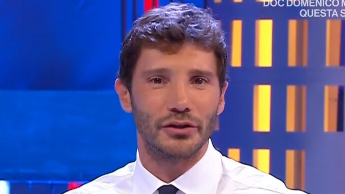 Affari Tuoi, exploit De Martino grazie alle feste: i numeri che ...