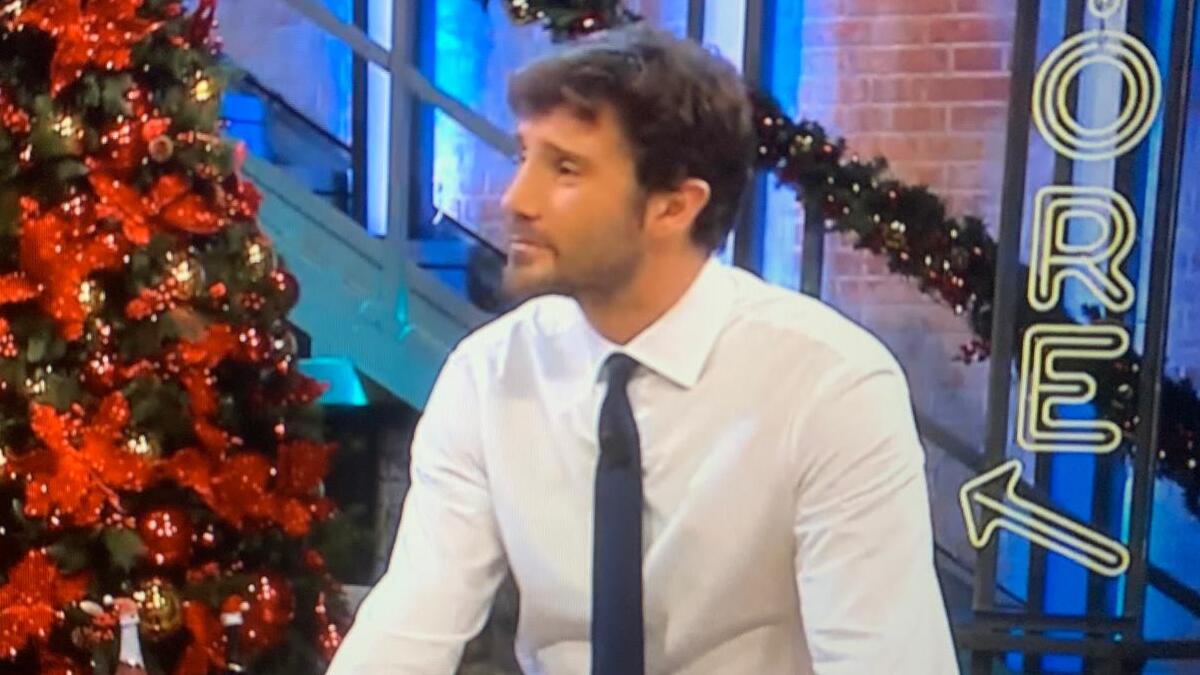 Affari tuoi, De Martino sbotta con il pubblico: "Non c'è uno normale ...
