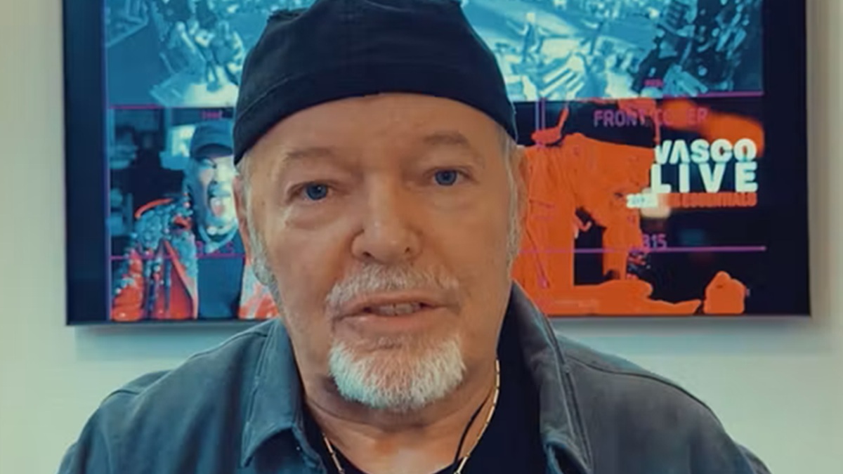 Vasco Rossi compie 74 anni e spiazza tutti: tour show e messaggio a Laura