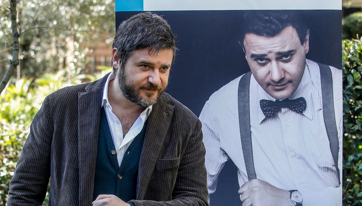 I film in TV stasera: il biopic su Alberto Sordi, l'adrelina di Suicide ...