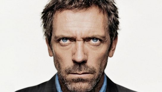 Dr House sotto accusa, Hugh Laurie perde la testa: rissa online. Poi le ...