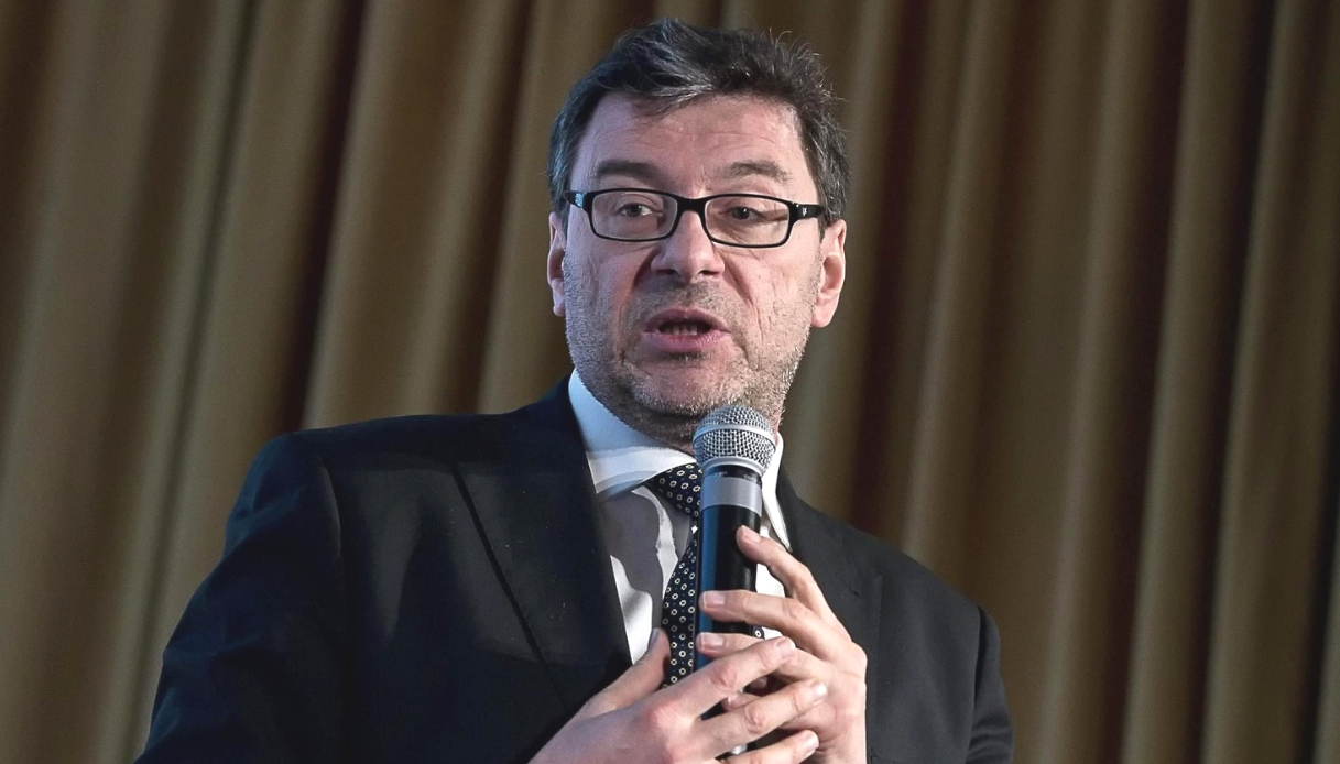 Giorgetti negli Usa: il discorso in inglese imbarazza l'Italia