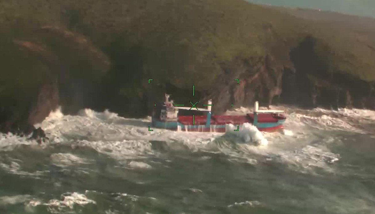 Sardegna, cargo contro gli scogli: il dramma in un video