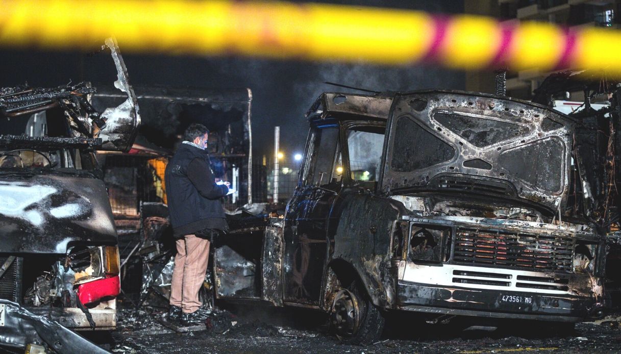 Morto tra le fiamme del camper a Roma, le indagini