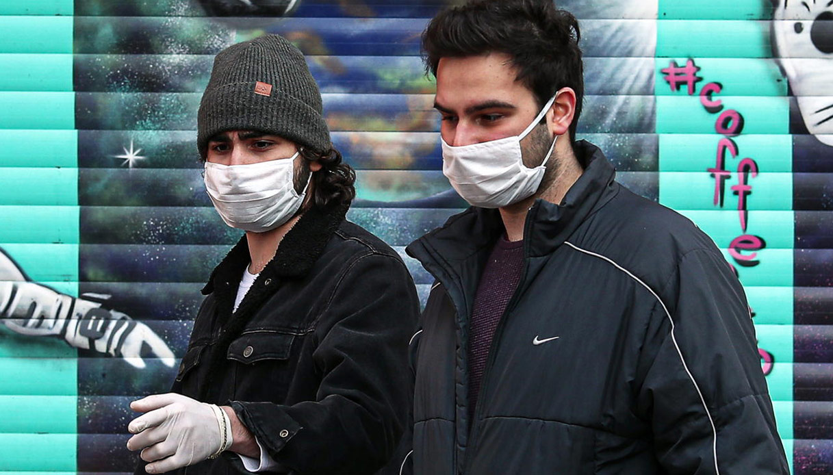 Parlare diffonde il coronavirus, quanti minuti rimane nell'aria