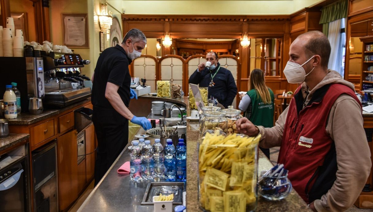 Pagano 100 euro per due caffè: "Il resto è per i dipendenti"