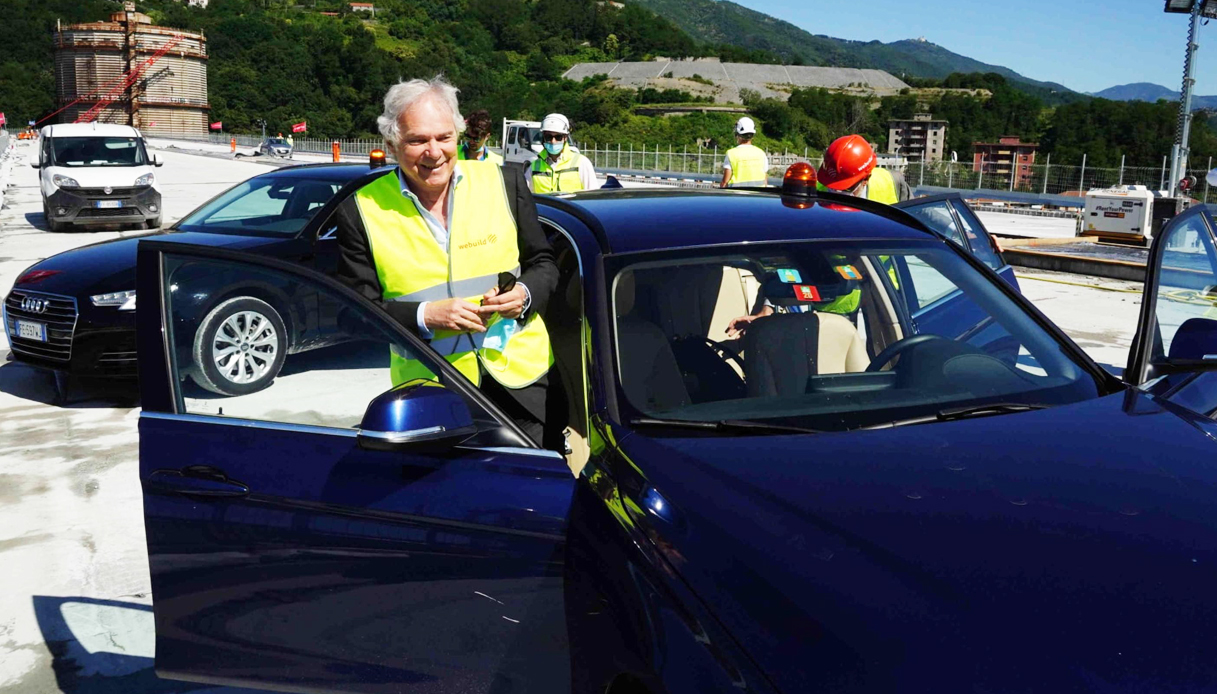 La prima auto attraversa il nuovo ponte di Genova. La camera-car
