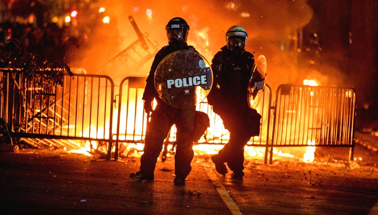 Floyd, continua la protesta: un morto. Scontri alla Casa Bianca