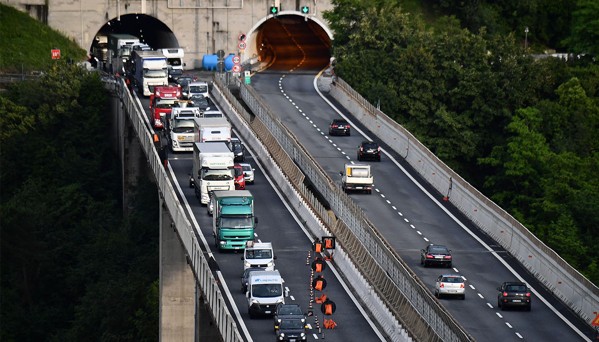 Roma, cade calcestruzzo da un cavalcavia: chiusa l'autostrada