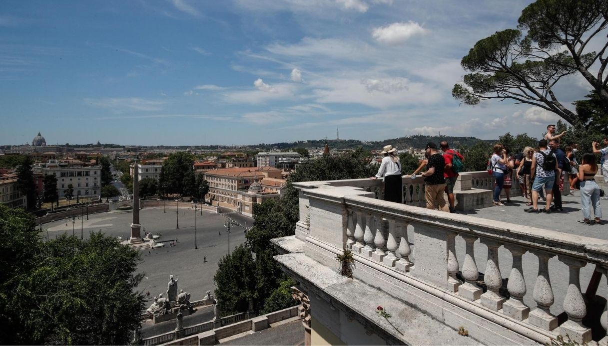Roma, giù da terrazza del Pincio dopo lite con fidanzata: morto