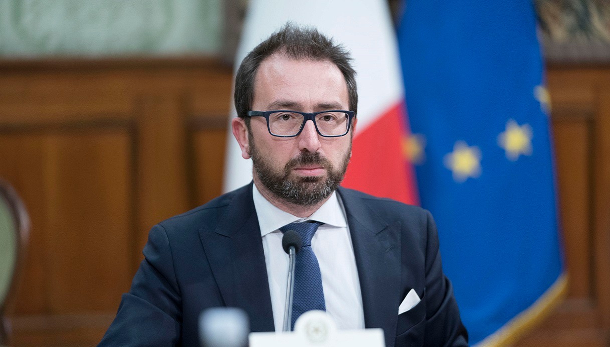 Bonafede sul governo e Conte: "Ribaltone? È pura fantascienza"