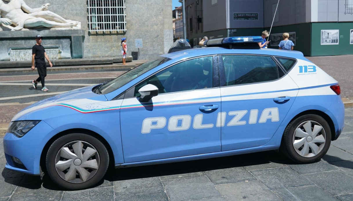 Bologna, lite per un parcheggio in doppia fila: uomo accoltellato
