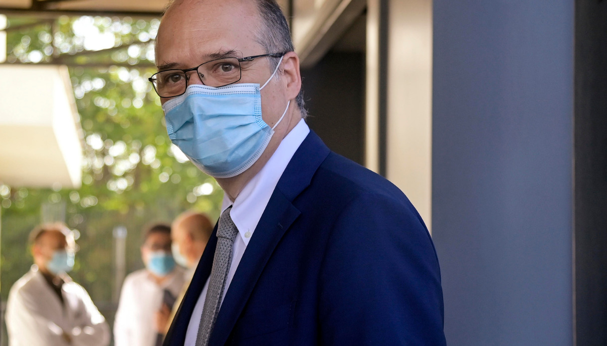 Covid, capo dell’Agenzia del farmaco contagiato per "Imprudenza"