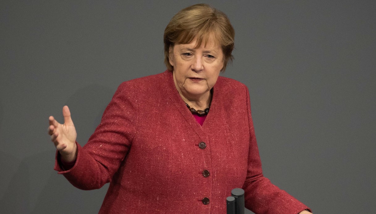 Covid, l'appello di Angela Merkel: la voce rotta in parlamento
