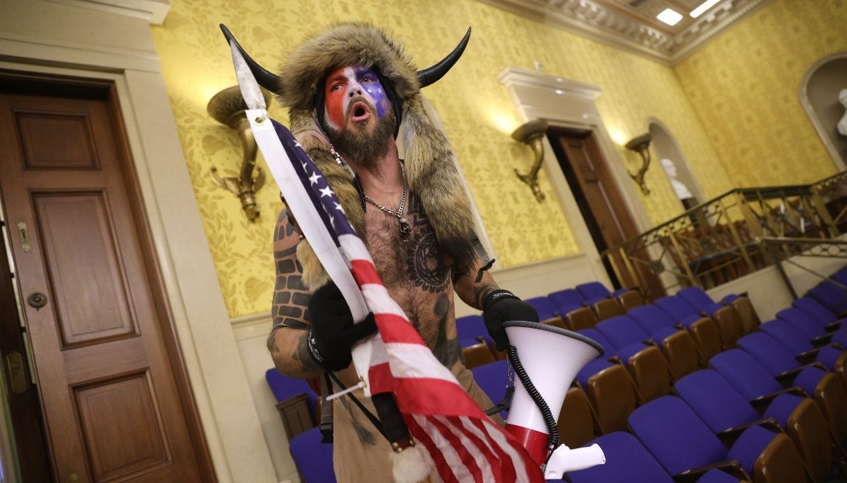 Assalto al Congresso Usa, chi è lo "sciamano" Jake Angeli