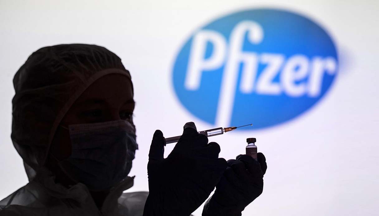 Vaccino, Pfizer taglia le dosi all'Italia: le regioni penalizzate